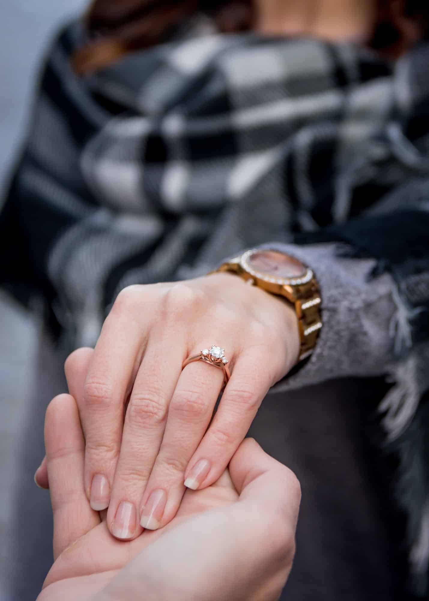 Signification des bagues selon les doigts :découvrez leurs symboliques